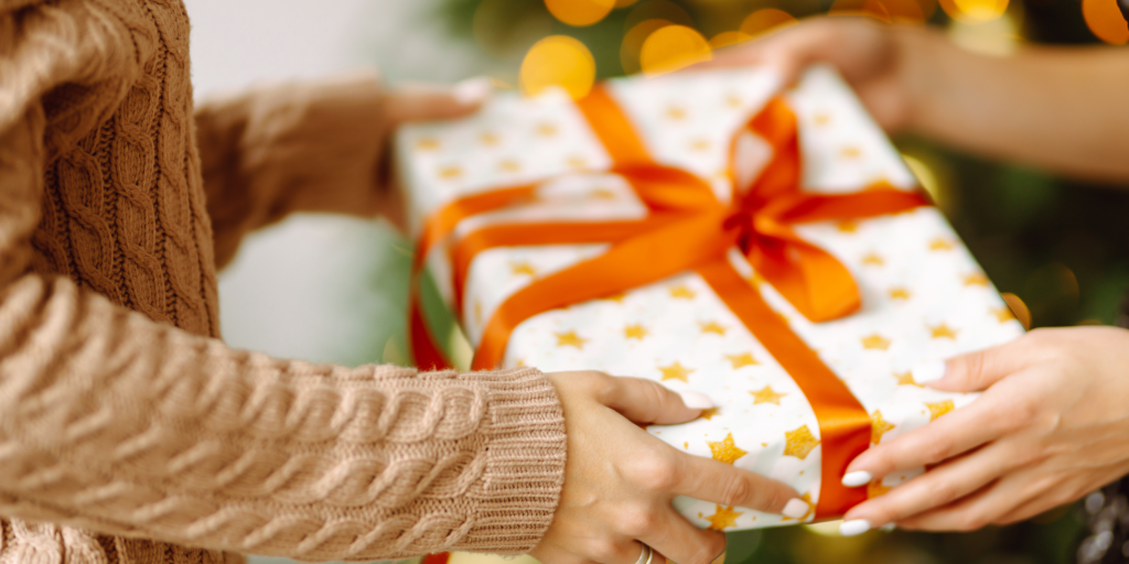 Filipino Christmas Gift Giving:"Uso pa ba ang pagbibigay ng regalo?